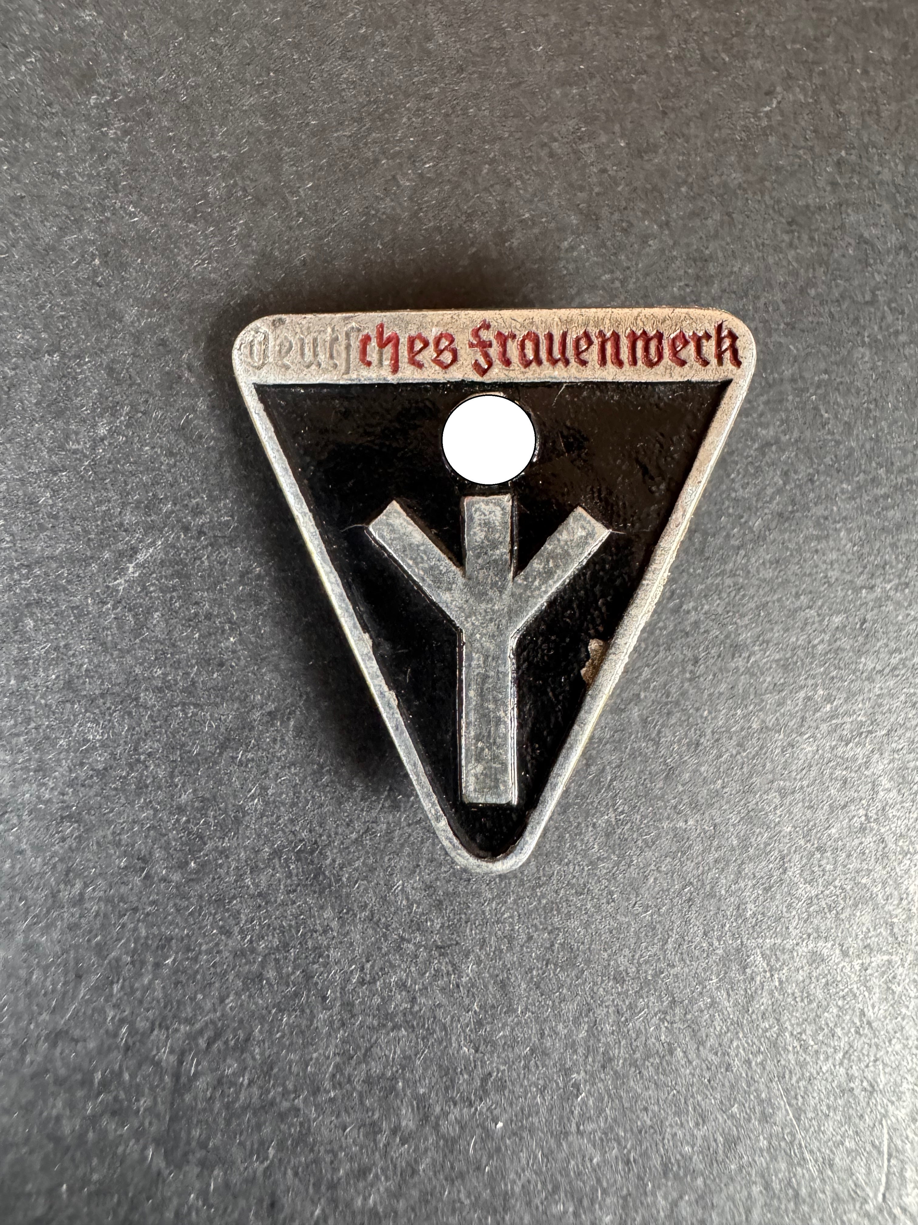Third Reich Deutsches Frauenschaft Membership Badge – Medals-Militaria