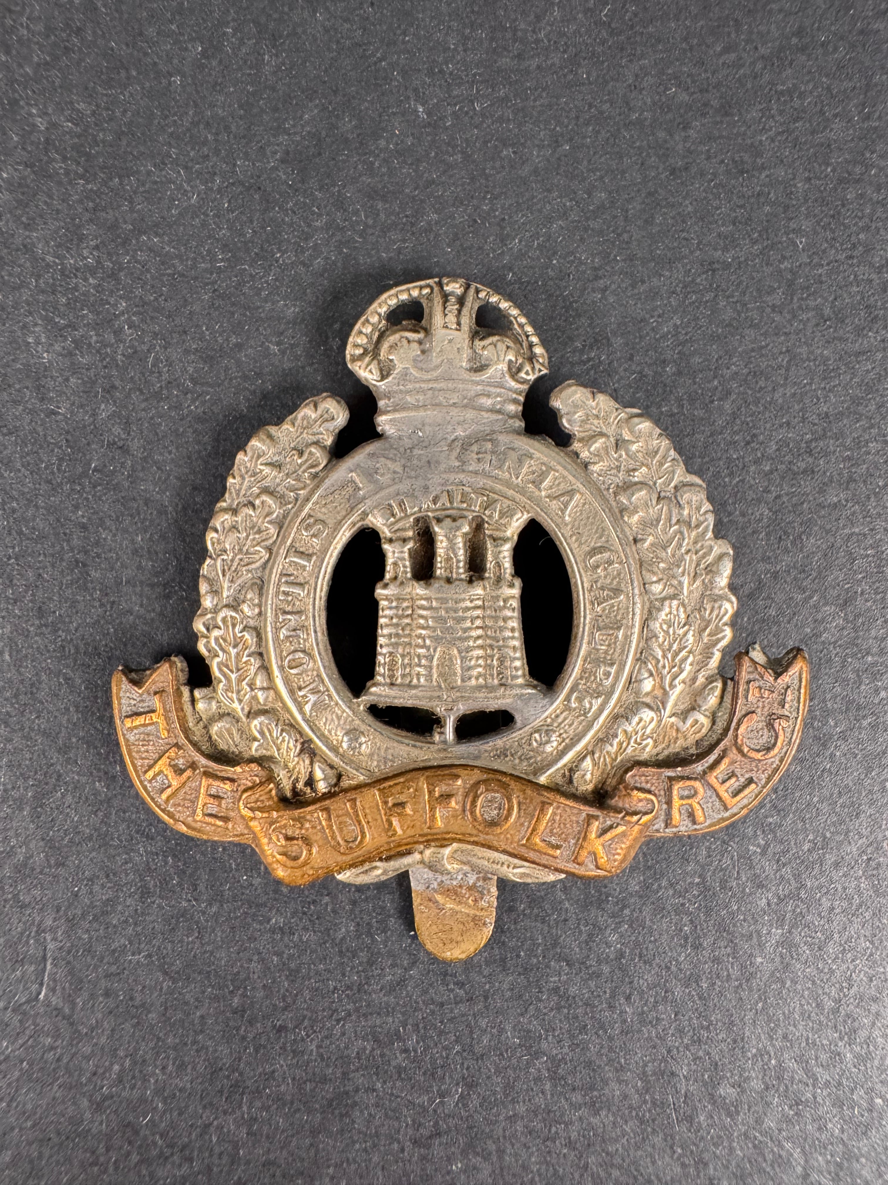 WW1 British Army Suffolk Regiment Cap Badge – Medals-Militaria