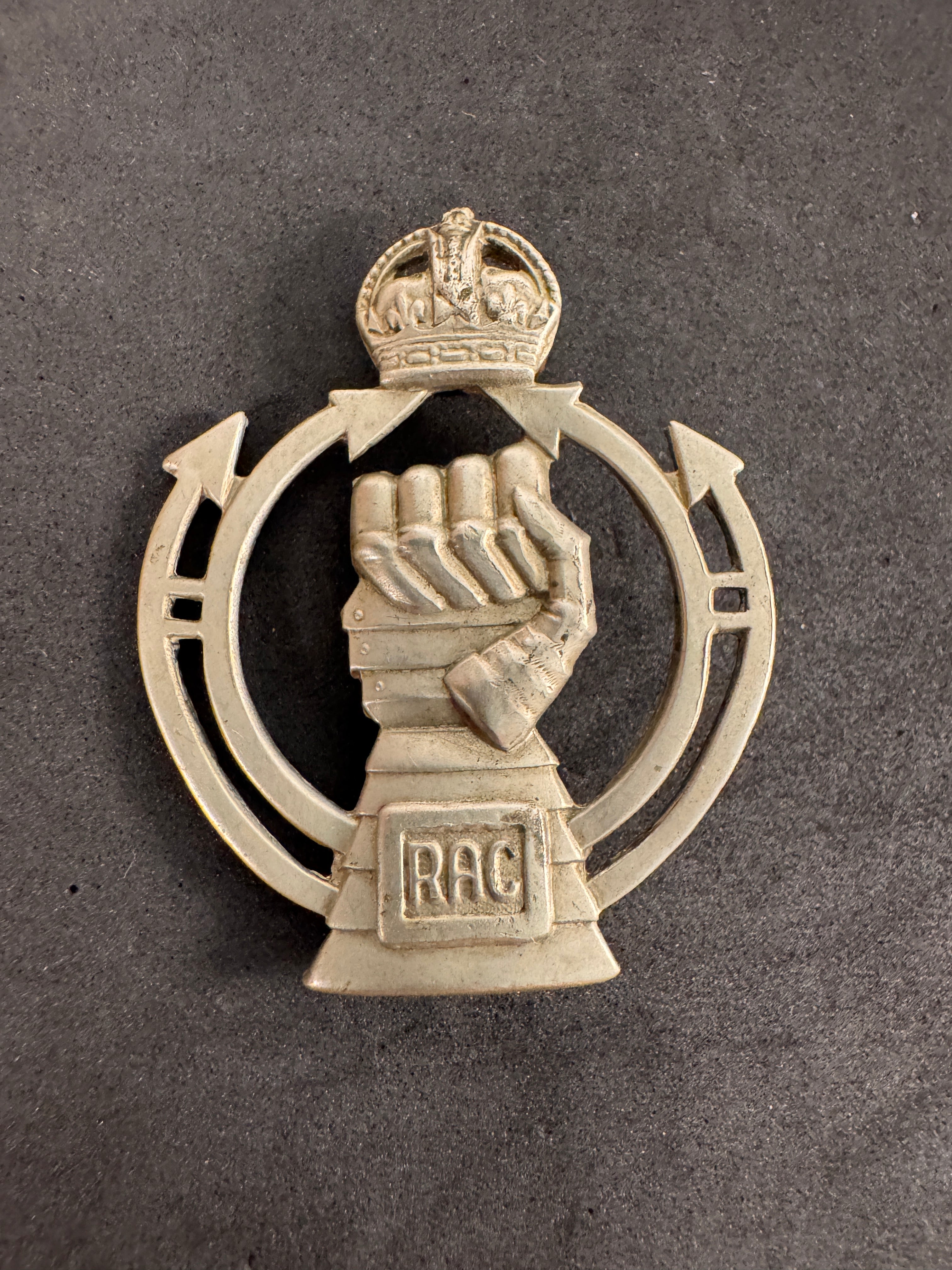 WW2 British Army Royal Armored Corps (RAC) Cap Badge – Medals-Militaria