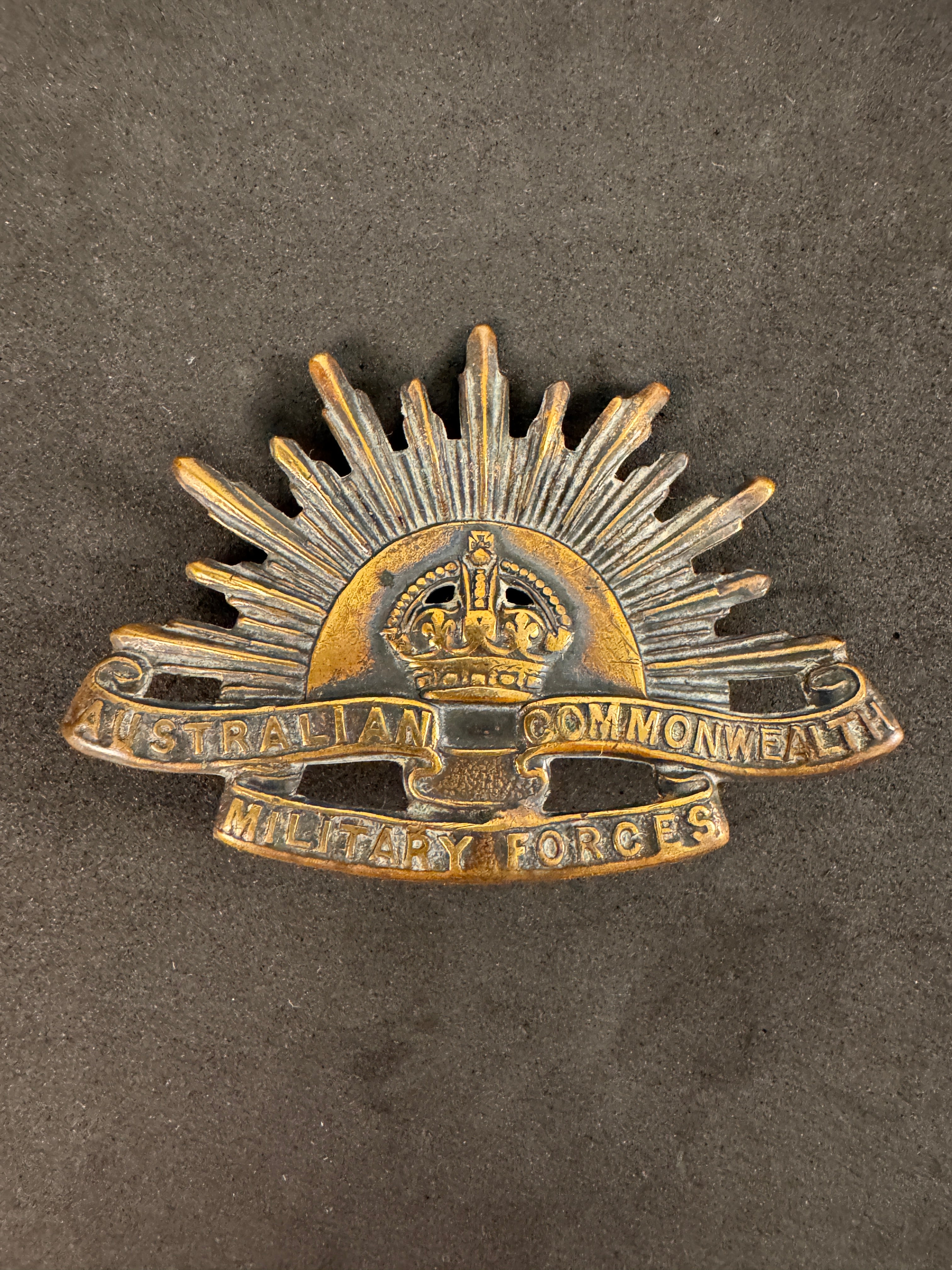 Australian Commonwealth Military Forces Cap Badge – Medals-Militaria