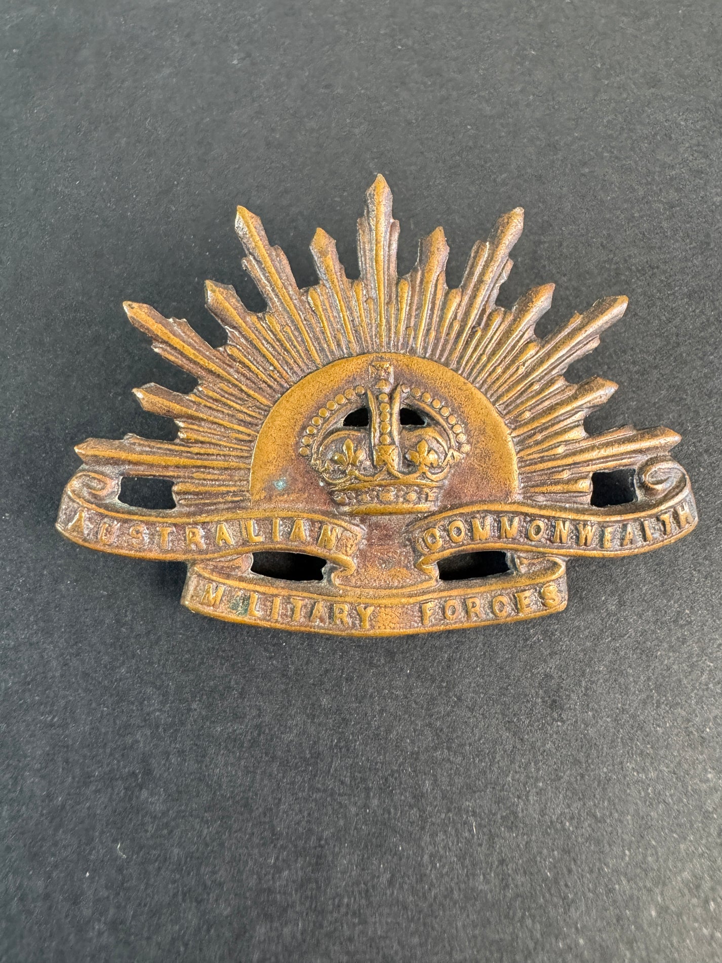 Australian Commonwealth Military Forces Slouch Hat Badge – Medals-Militaria