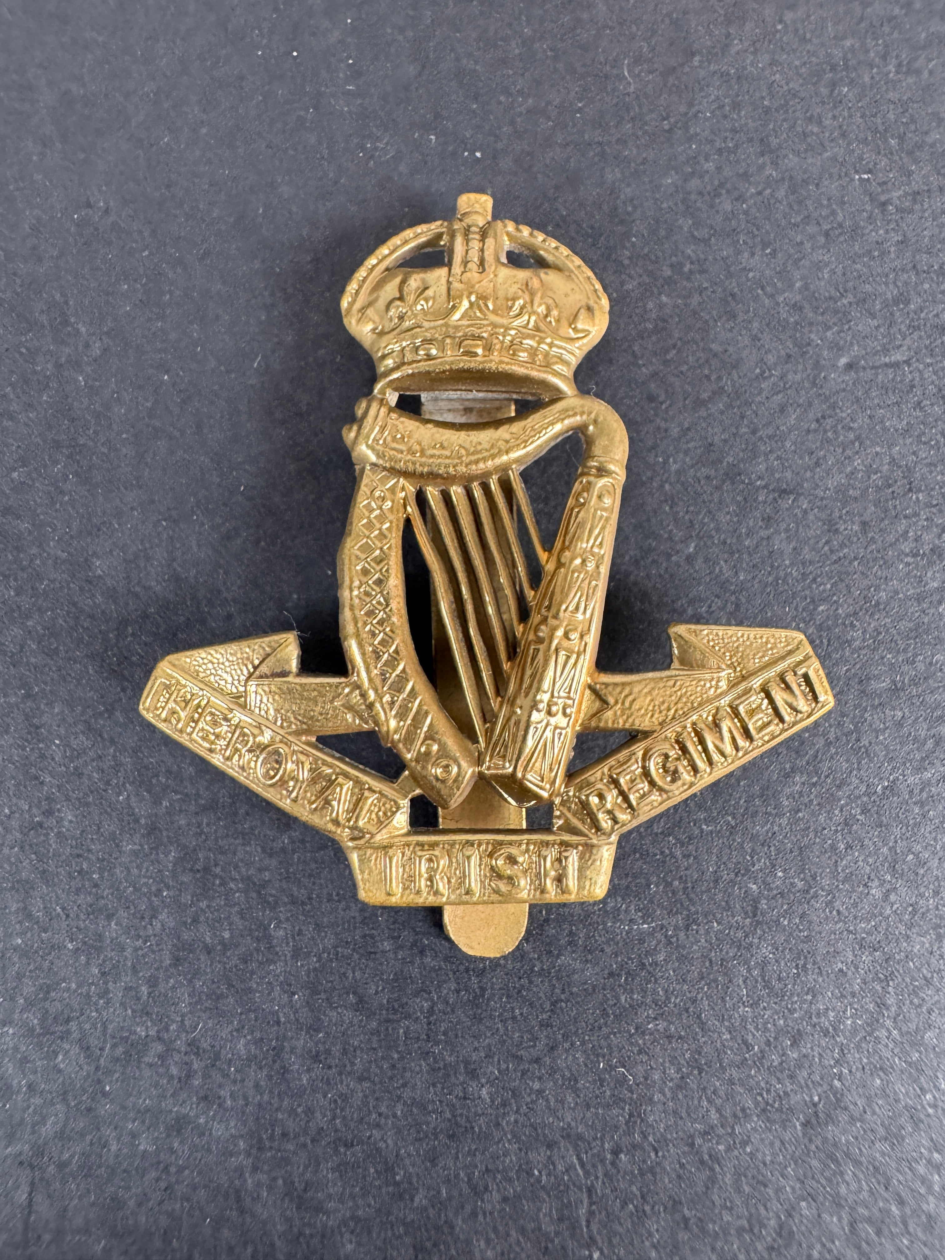 WW1 British Army Royal Irish Regiment Cap Badge – Medals-Militaria