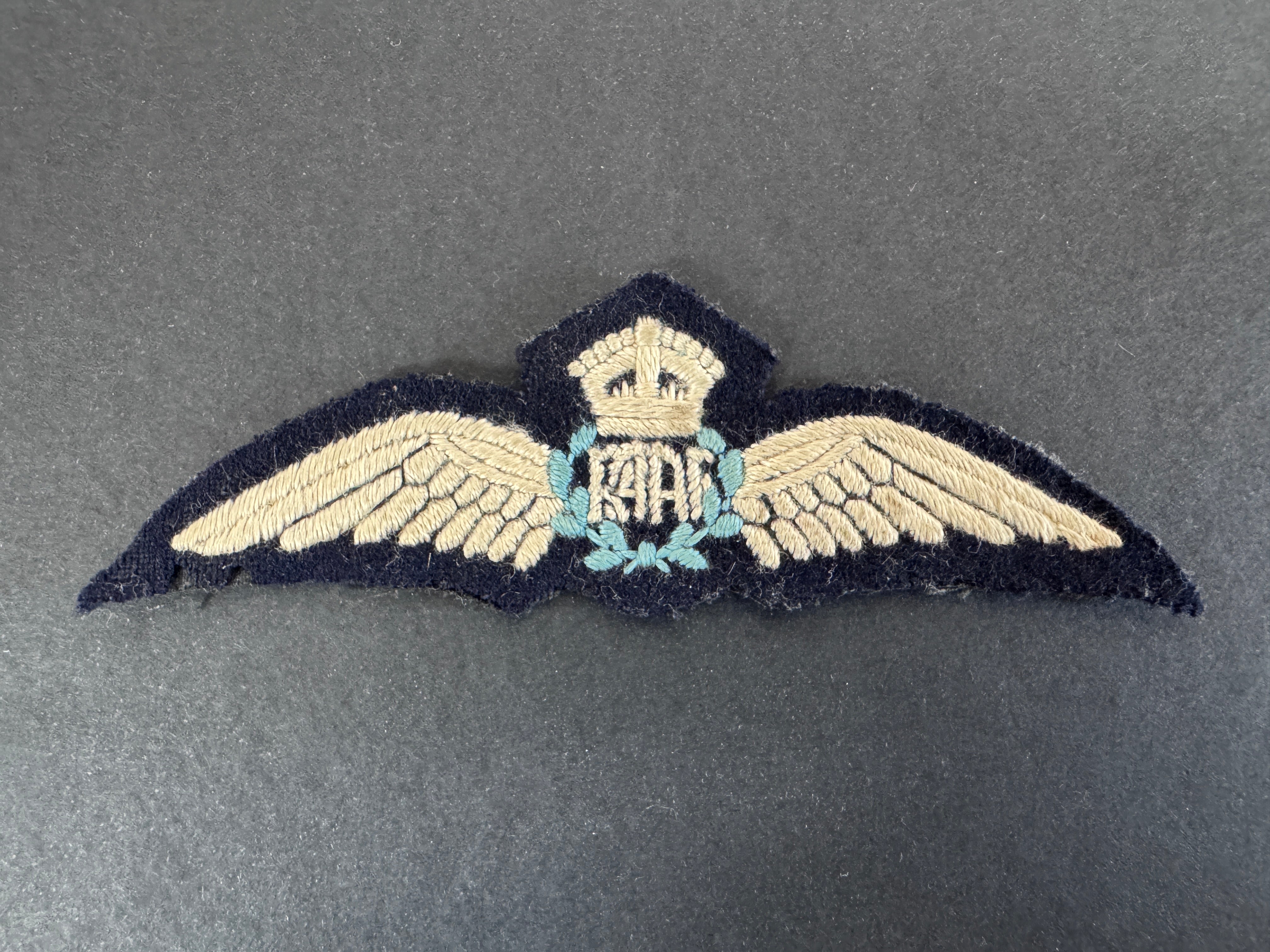 WW2 Royal Australian Air Force Pilot Wing Badge (RAAF) – Medals-Militaria
