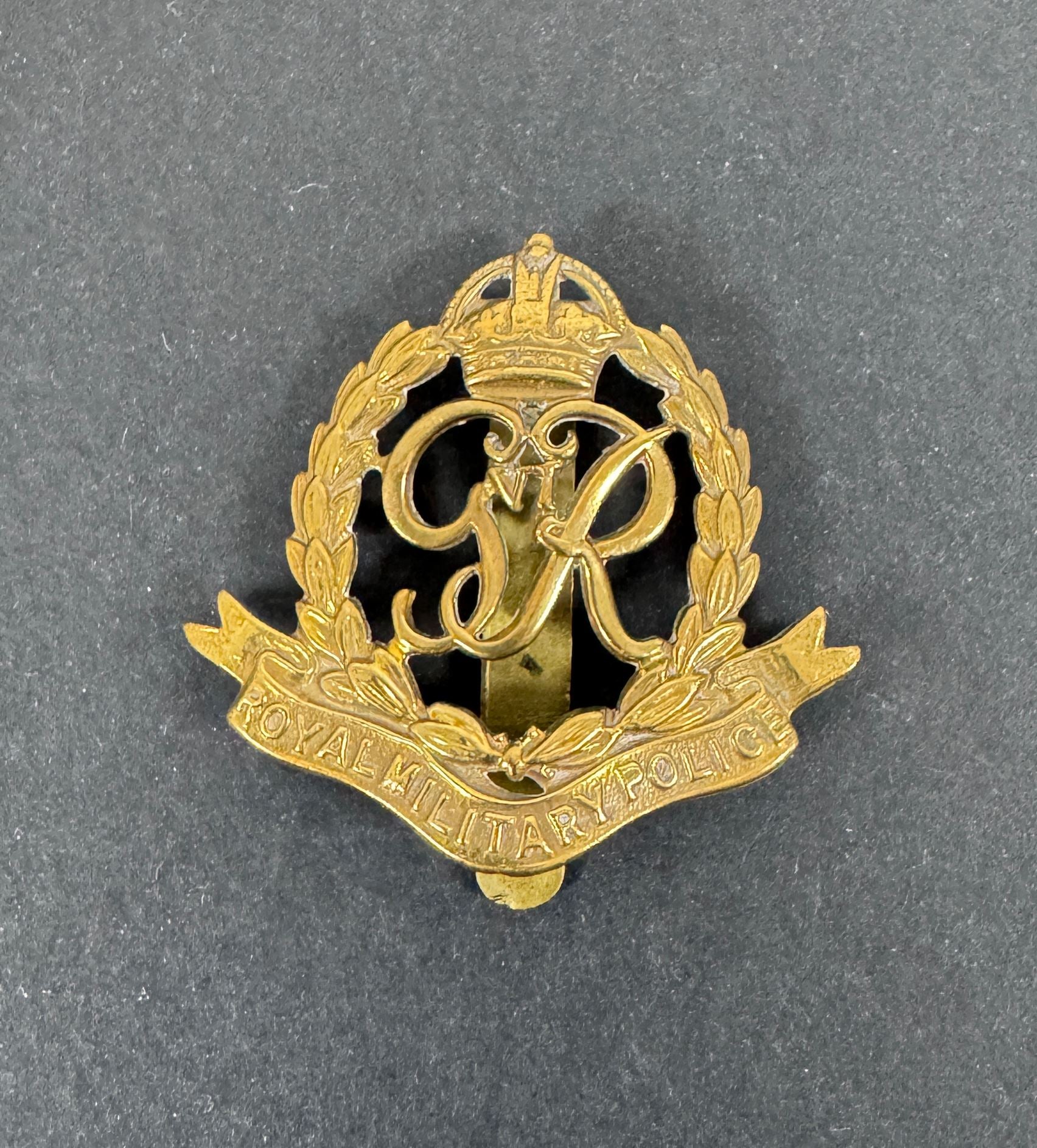 British Army Royal Military Police (RMP) Cap Badge GR VI – Medals-Militaria