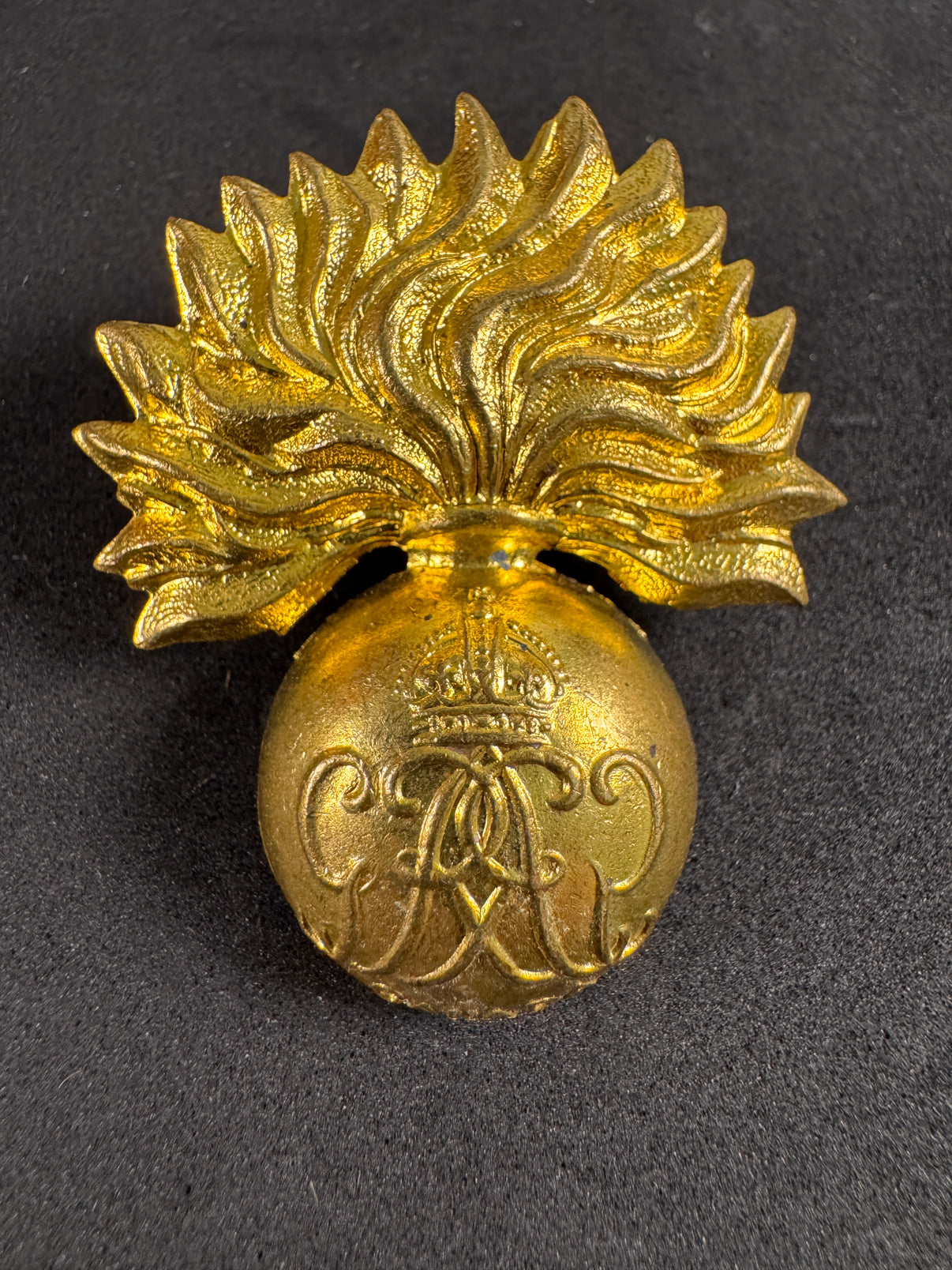 WW2 Canadian Army Grenadier Guards Cap Badge – Medals-Militaria