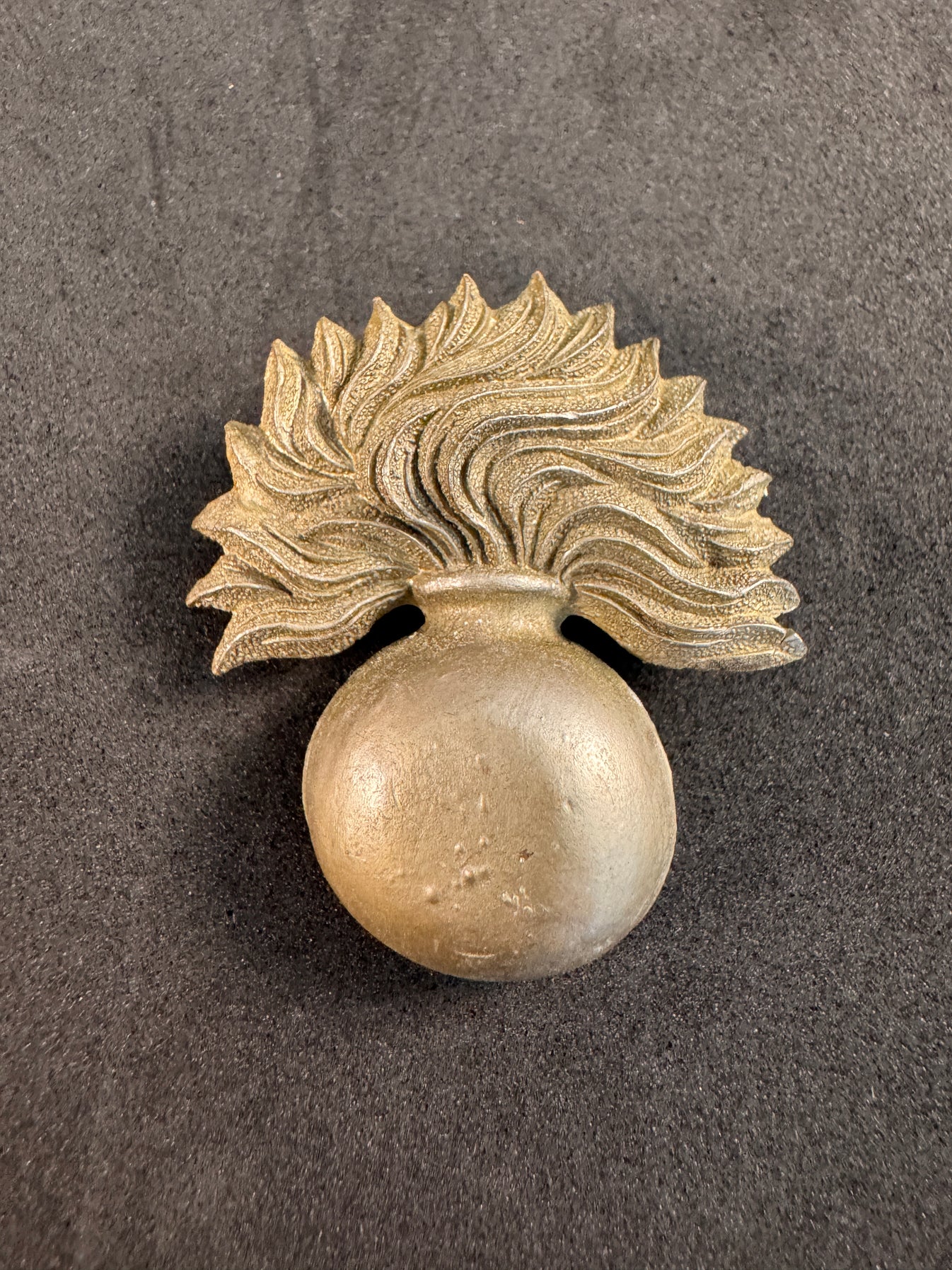 WW2 British Army Grenadier Guards War Economy Cap Badge – Medals-Militaria
